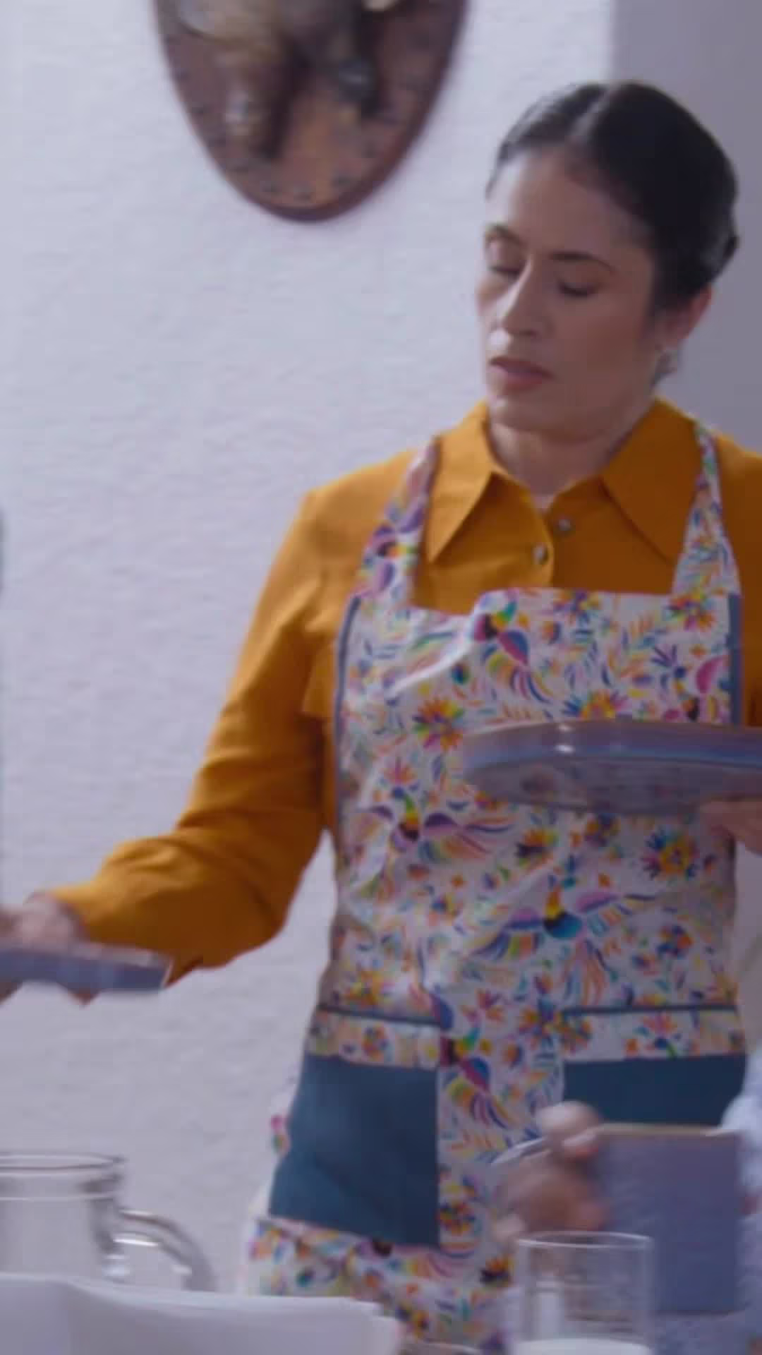 El morrito malcriado le exige el desayuno a su mamá | Series La Rosa de ...