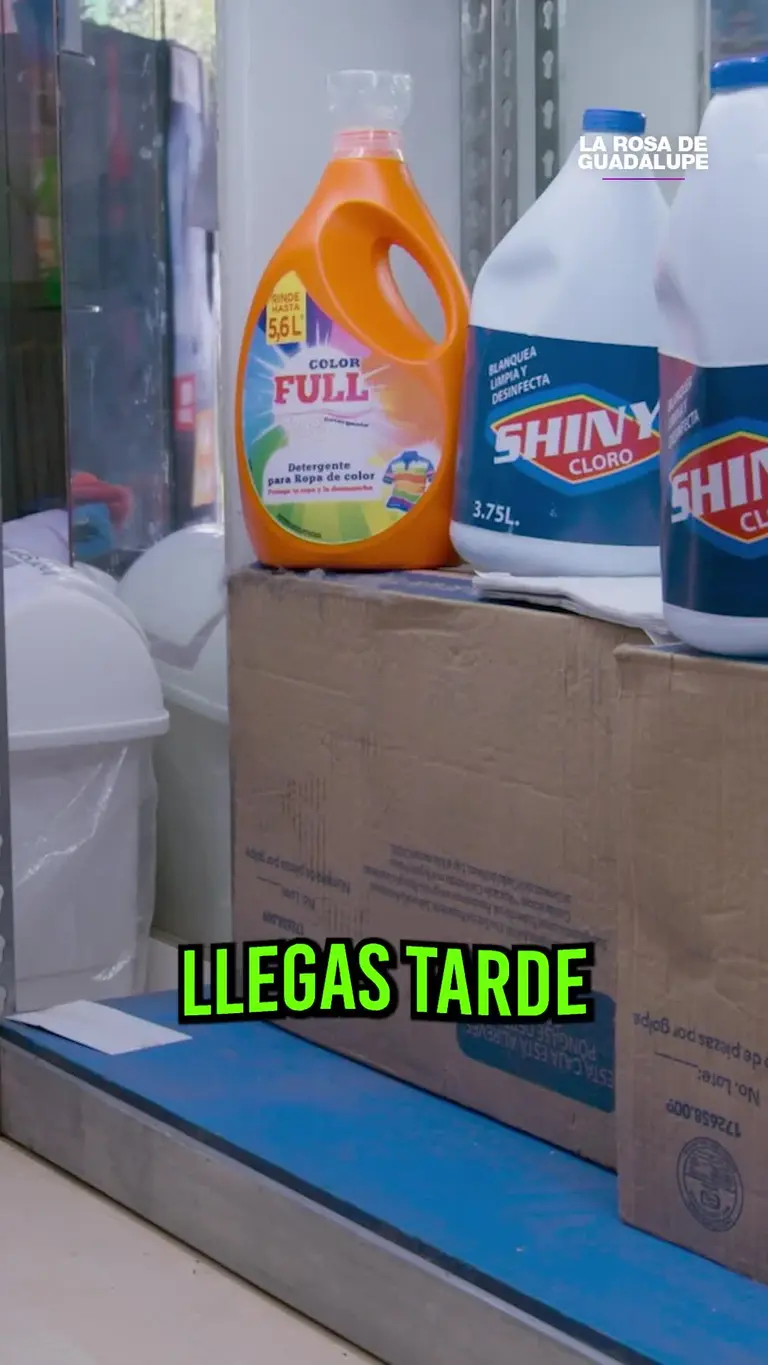 ¡Guácala! ¿Cómo dejas que ese perro te lama la cara? | Series La Rosa ...