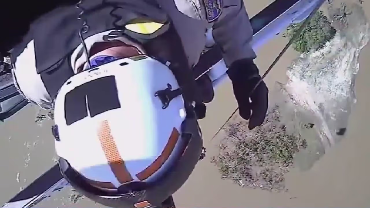 Captan rescate de una persona durante el aumento del cauce de un río en ...