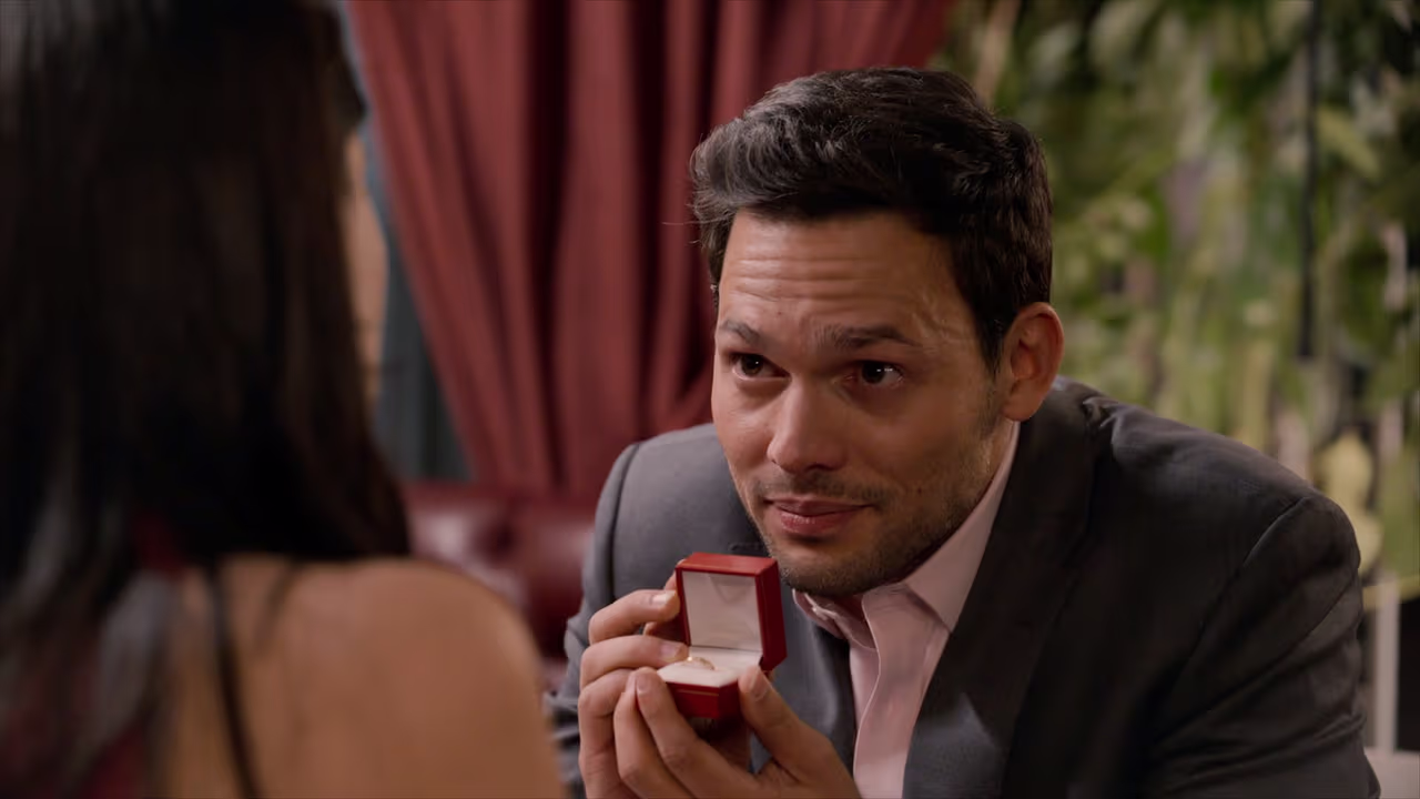 Carlos le da tremendo anillo a Cristina | Novelas Los Hilos del Pasado ...