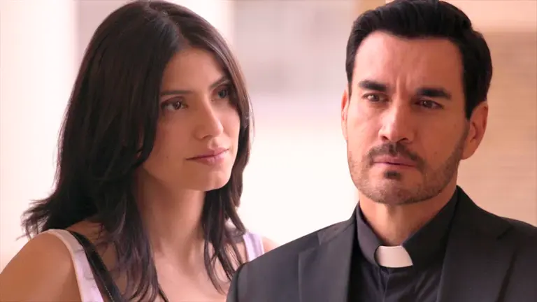 Cristina pide consejos de amor con el padre Salvador | Los Hilos del Pasado | Capítulo 14 ...