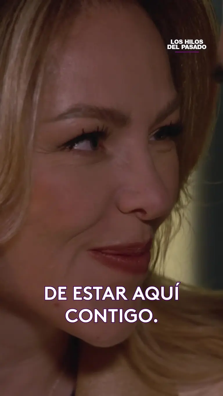 Roberta vuelve a probar los labios de Manuel | Novelas Los Hilos del ...