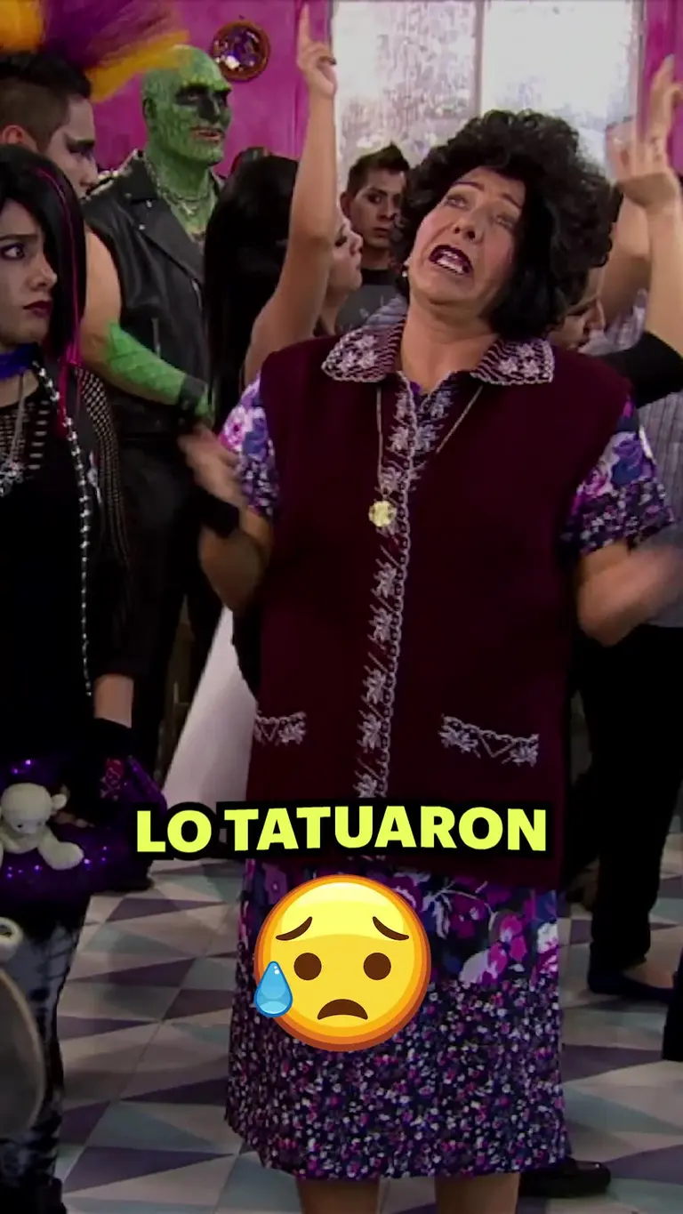 Doña Lucha se disfraza de emo para salvar al Chino | Shows María de Todos los Ángeles | Univision