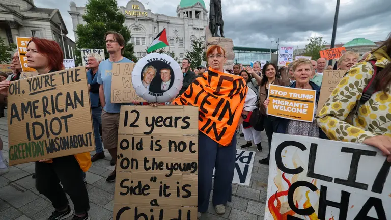 Trump llega a Escocia, pero es recibido con protestas por caso Epstein ...