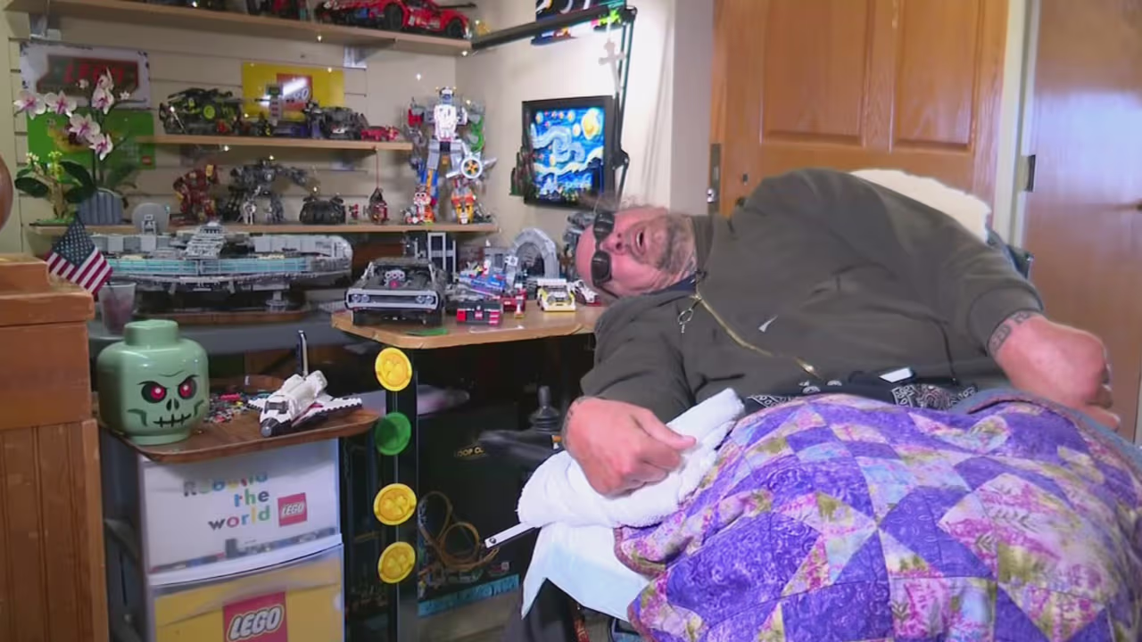 Hombre paralítico en Alaska construye figuras de lego solo con dos ...