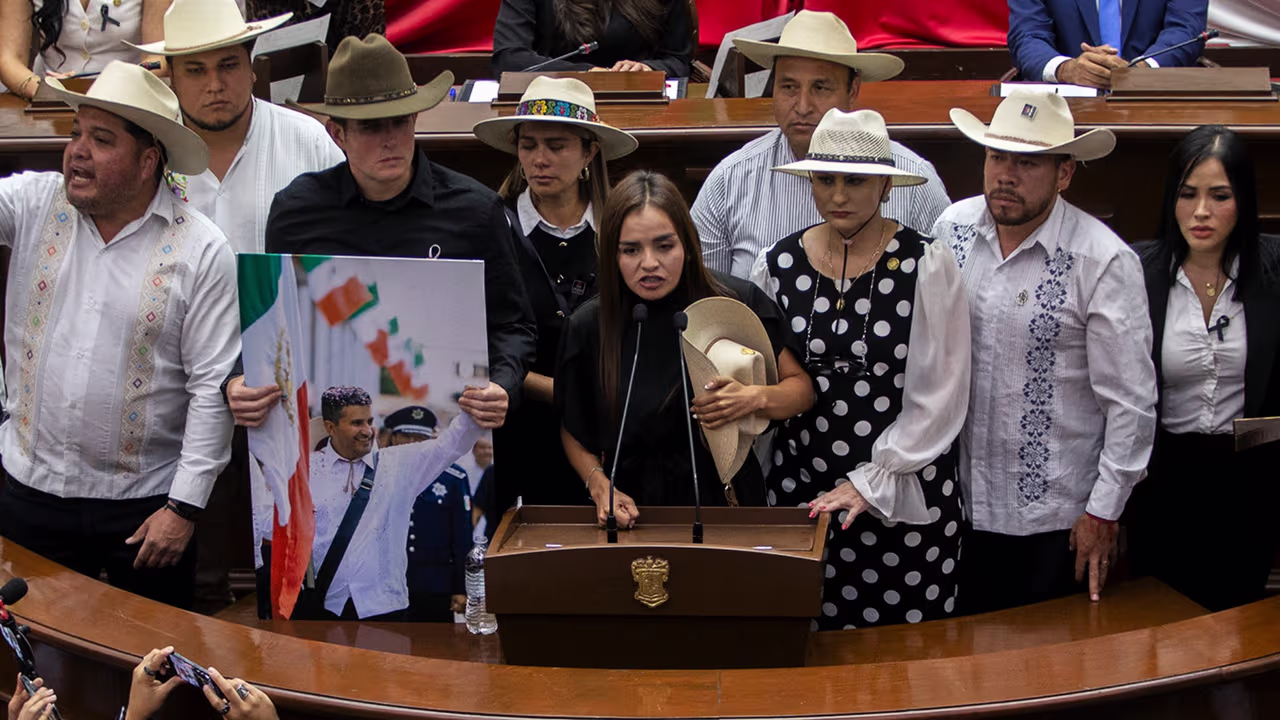Esposa de Carlos Manzo alza su voz durante marcha en México | Shows ...