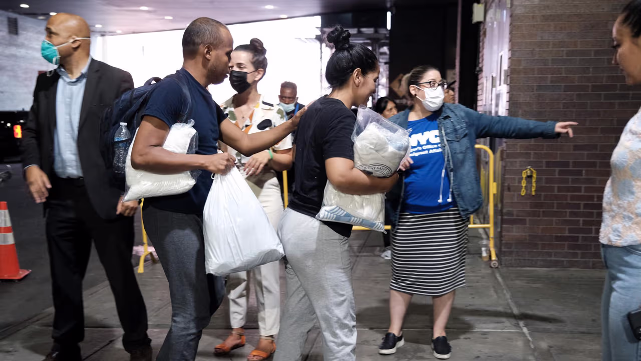Nueva York habilita tiendas de campaña para albergar a los migrantes ...