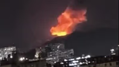 Fuertes explosiones, columnas de humo y sobrevuelo de aviones sacuden a ...