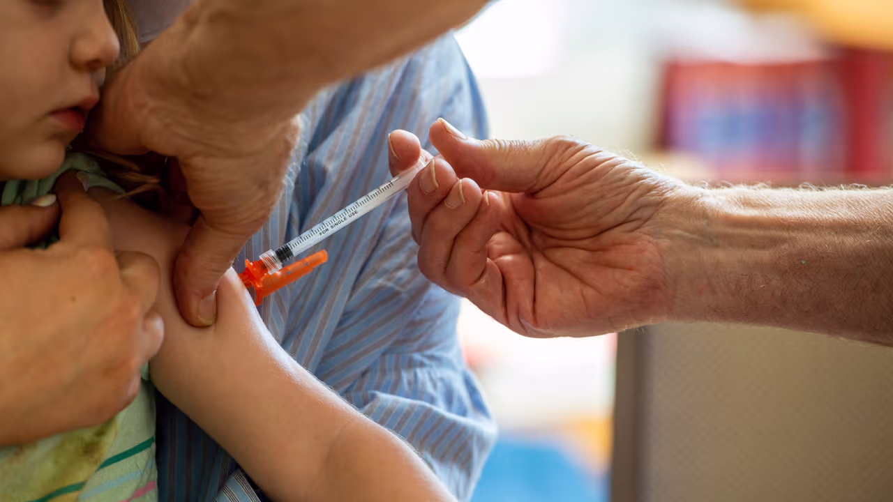 Comité de los CDC retrasa hasta los 4 años la vacuna contra sarampión ...