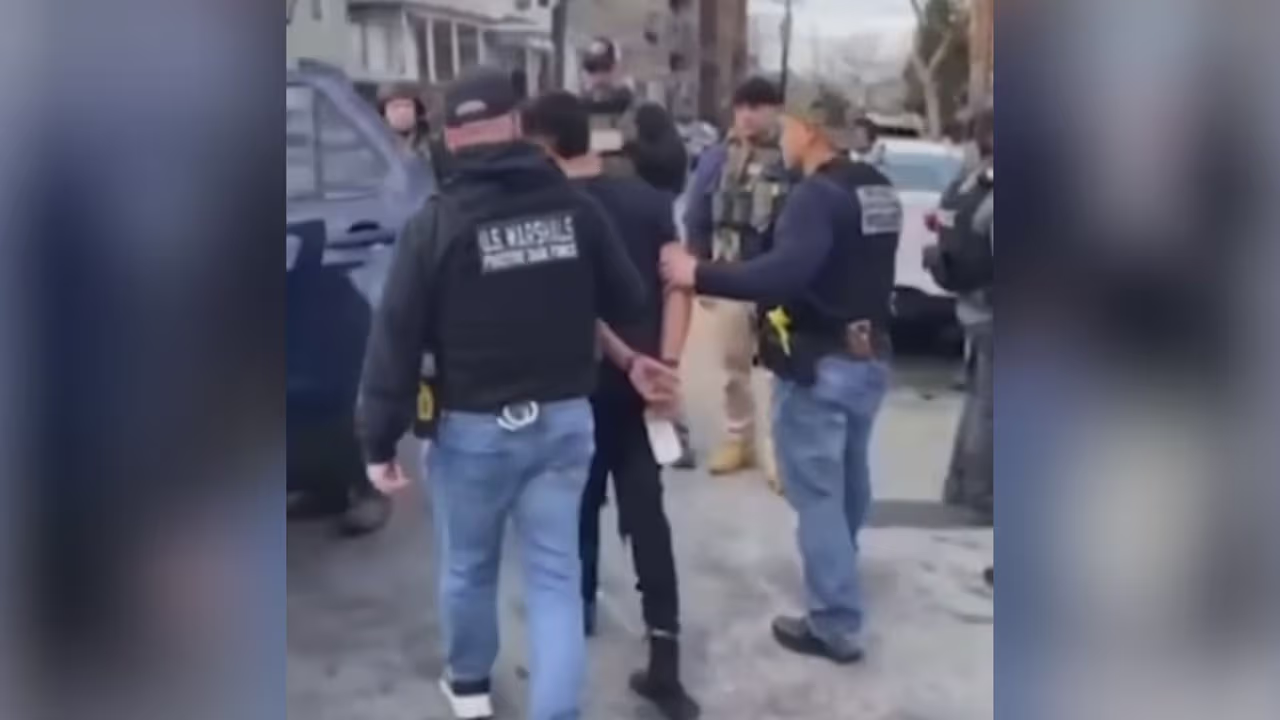 Así fue el momento del arresto del adolescente acusado de un tiroteo en ...