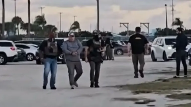 Redada de ICE deja al menos 20 conductores de Uber y Lyft arrestados en ...