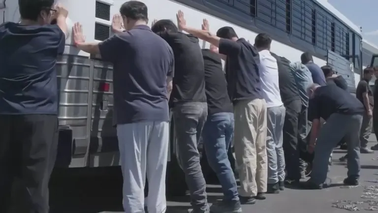 Revelan imágenes de la redada de ICE en una fábrica de Hyundai en ...