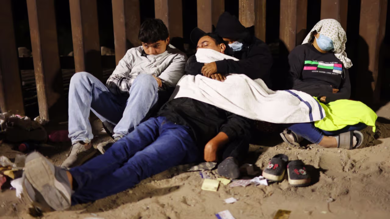 Migrantes pasan más de tres días en la frontera de Arizona esperando ...