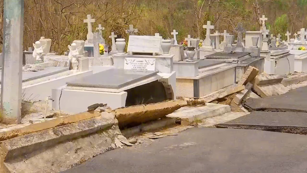 Tumbas resquebrajadas y ataúdes fuera del nicho en cementerio de Puerto ...