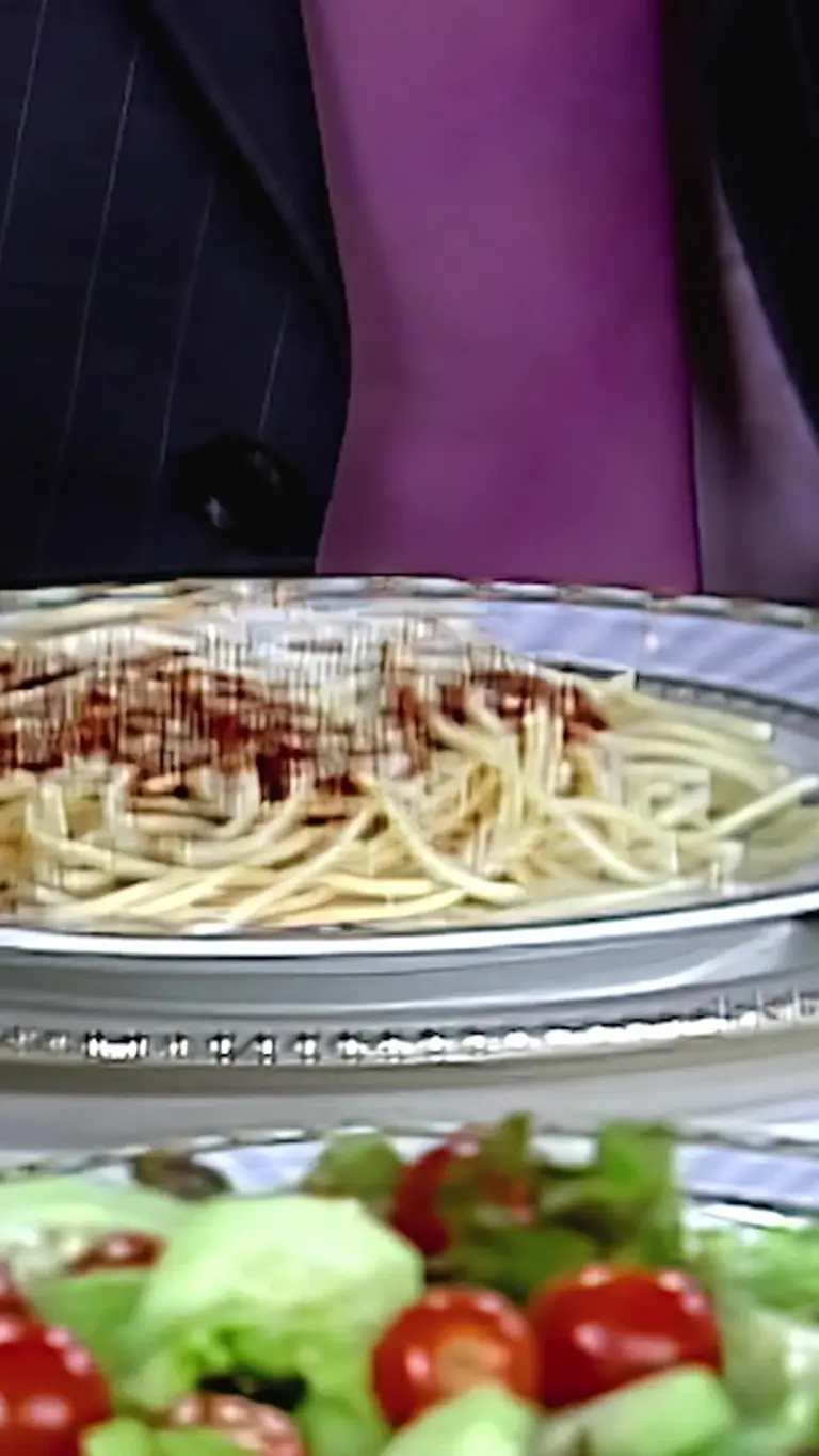 Rebeca cocina para Ramón | Shows | Univision