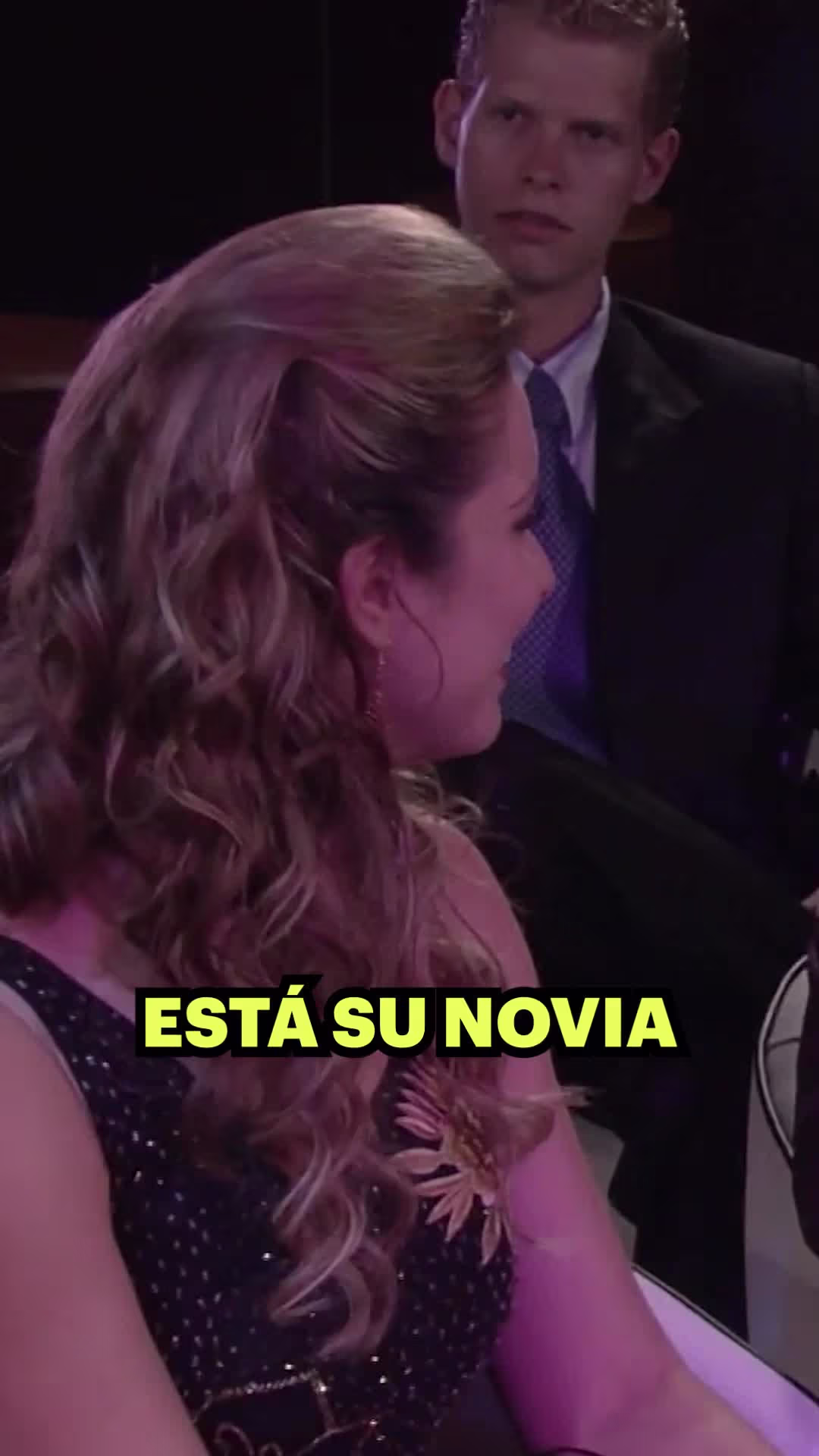Tomás le llama a su mamá para decirle que está con Anaís | UNIMÁS ...